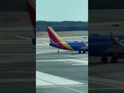 Airplane at BWI airport USA 🇺🇸 #shorts