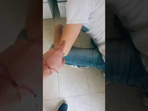 Touching a Friend with a Static Energy || ViralHog