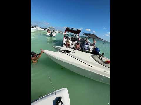 This guy knows how to party Mercury 400R on a 21 Skater #boatvibes #islamorada #floridakeys