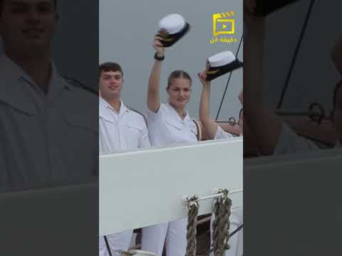 Princesa Leonor en uniforme militar saludando con orgullo desde la cubierta ⚓👑
