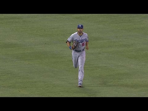 LAD@SD: Ethier tracks down a fly ball in center field