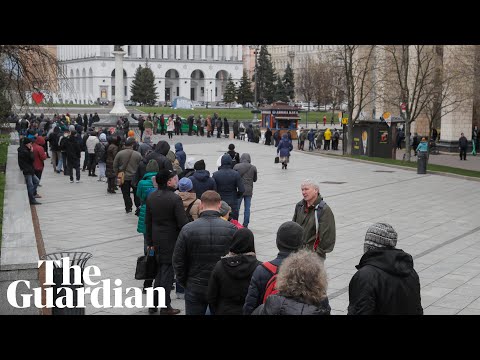 Timelapse shows hundreds of Ukrainians queuing to buy stamp honouring Snake Island defiance