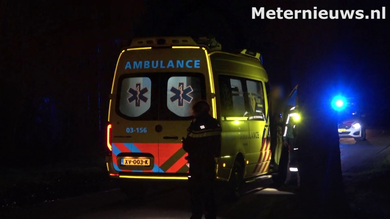 Auto tegen boom Meppel(Video)