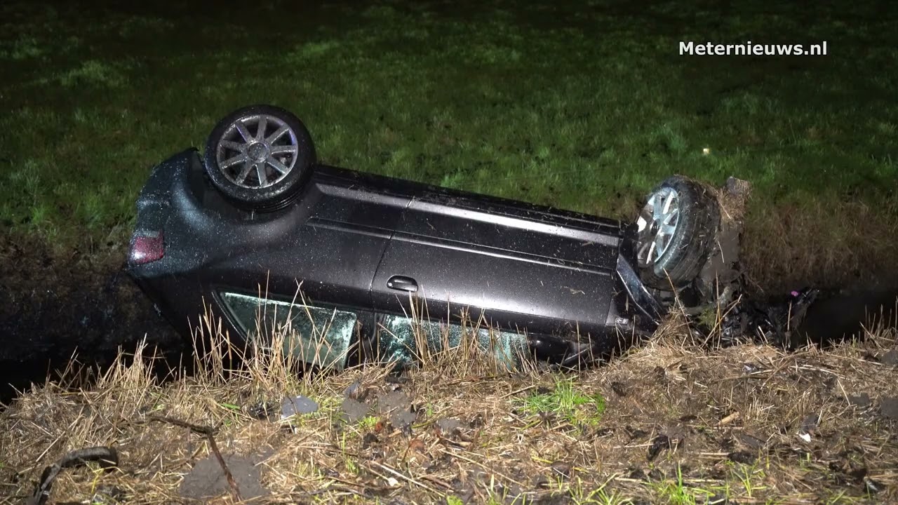 Auto rijdt elektriciteit kast aan gort Noordwolde(Video)