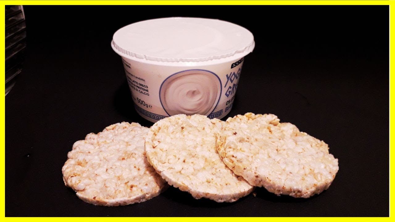 If you combine rice cakes and Greek yogurt you get a delicious dessert in 5 minutes