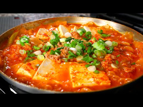 Kimchi stew with tuna (Chamchi-kimchi-jjigae: 참치김치찌개)