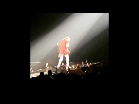 25 Times Celebrities Fell Offstage - Celebrity On-Stage Falls