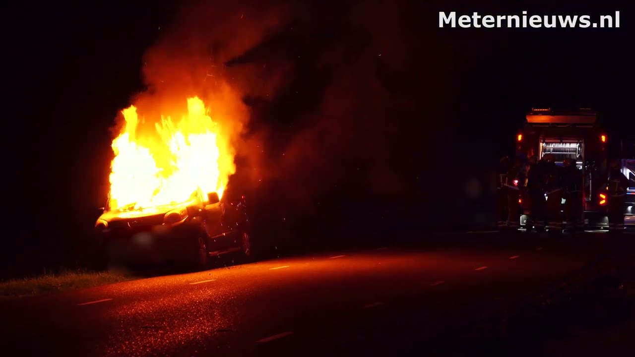 Auto vliegt rijdend in brand in Drentse Hoogeveen(Video)