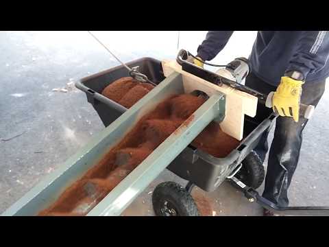 Screw conveyor for crawl space dig-out