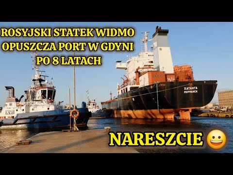 Rosyjski statek widmo "Kĥatanga" opuszcza port w Gdyni.