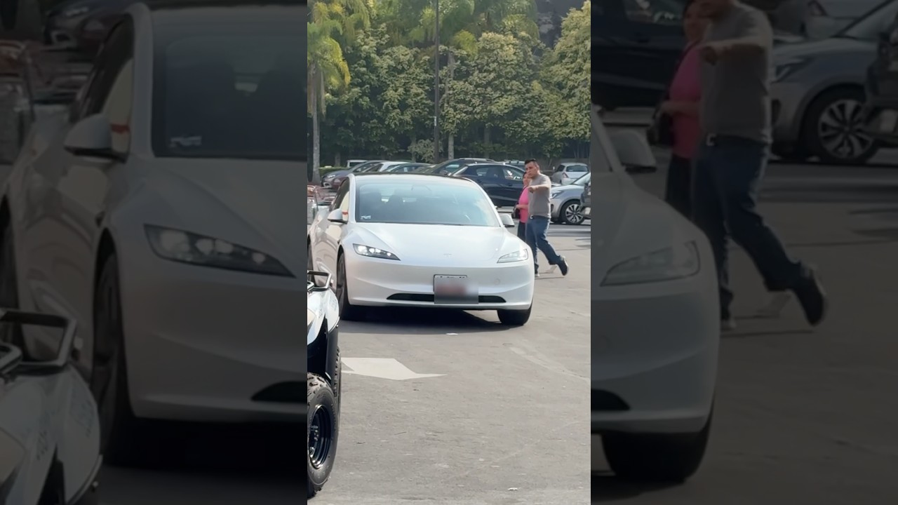 👁️👄👁️ Tesla picks you up without a driver, it drives itself! #Technology #Tesla #iPhoneTips
