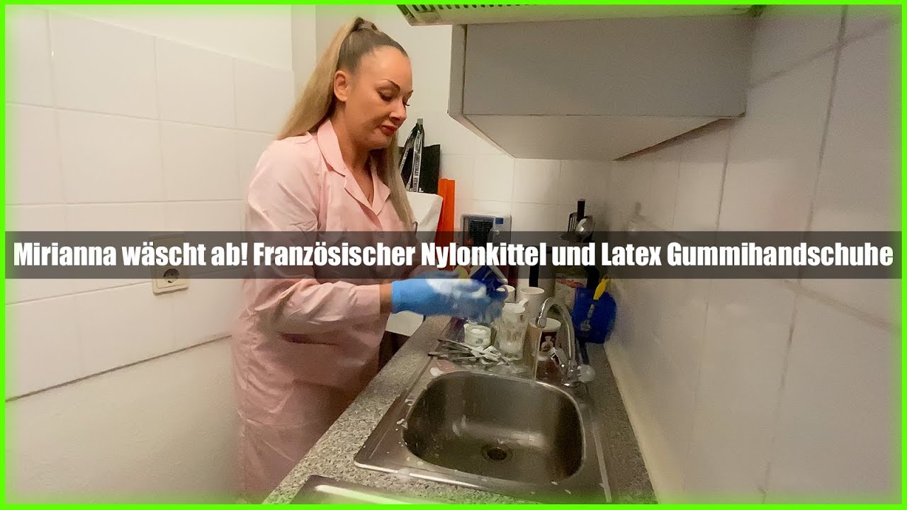 Mirianna wäscht ab! Französischer Nylonkittel und blaue Latex Gummihandschuhe #Kittel #Haushaltsmode