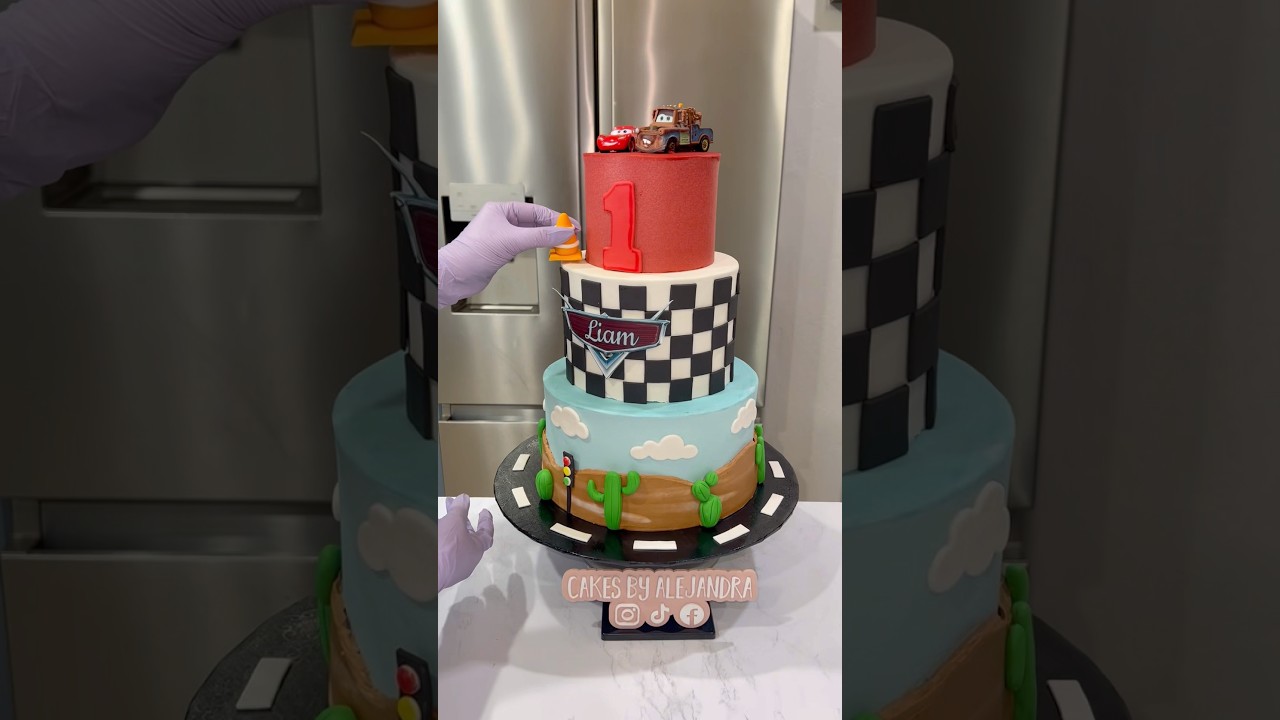 #carscake #cakedecorating #cakesbyalejandra #disneycars #lighteningmcqueen
