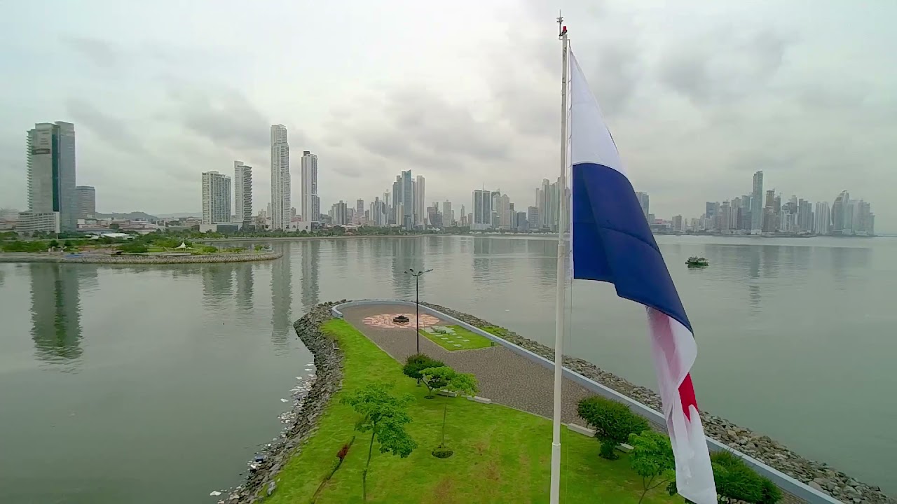Ciudad de Panamá - Cinta Costera - Bandera de Panamá