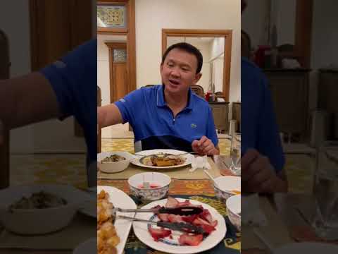 Tanggapan Pak Ahok Ketika Makan Daging Babi
