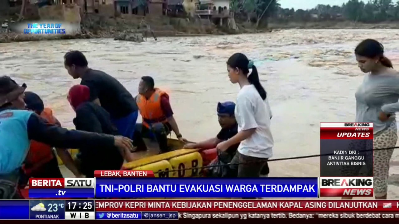 TNI dan Polri Evakuasi Warga Lebak Banten Korban Banjir Bandang