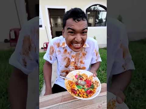CUIDADITO CON MANCHARSE LA CAMISA