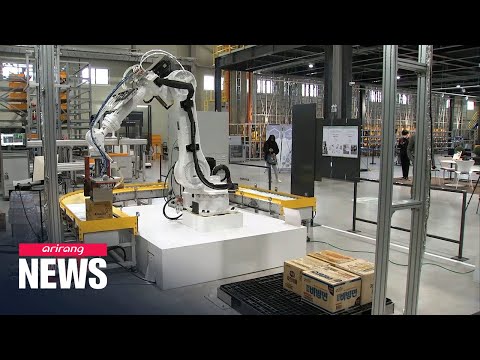 Robots run logistics center amid growth of e-commerce industry