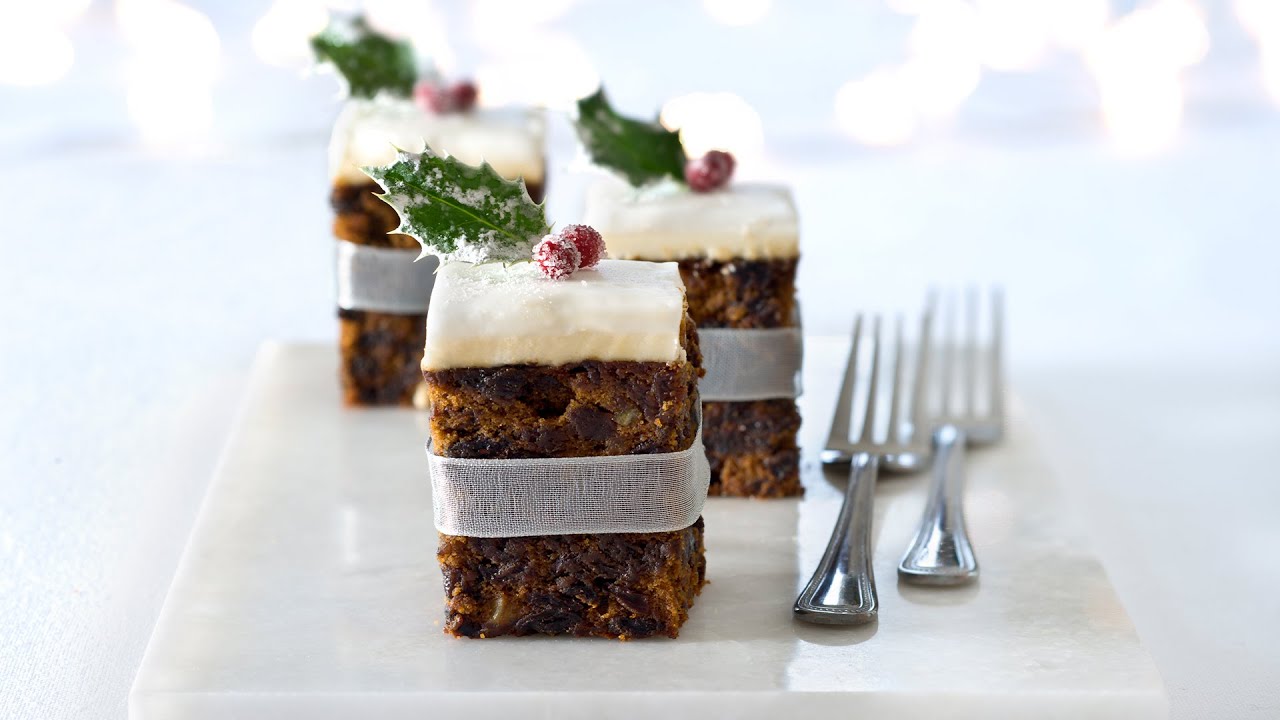 How To Make a Christmas Cake Tray Bake