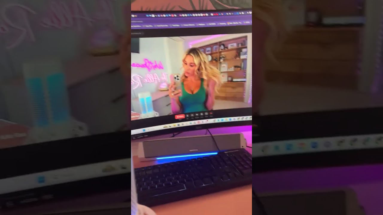 Working girl 🎤 #allierae #streamer #blonde #shorts #shortsvideo #shortsfeed