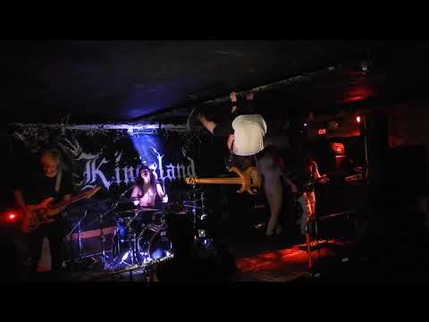 9 Musicians With The Craziest On-Stage Antics | Ultimate Guitar