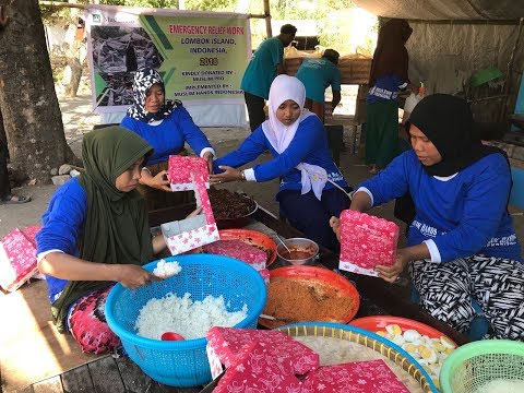 Muslim Pro contributes to the community kitchen in Lombok