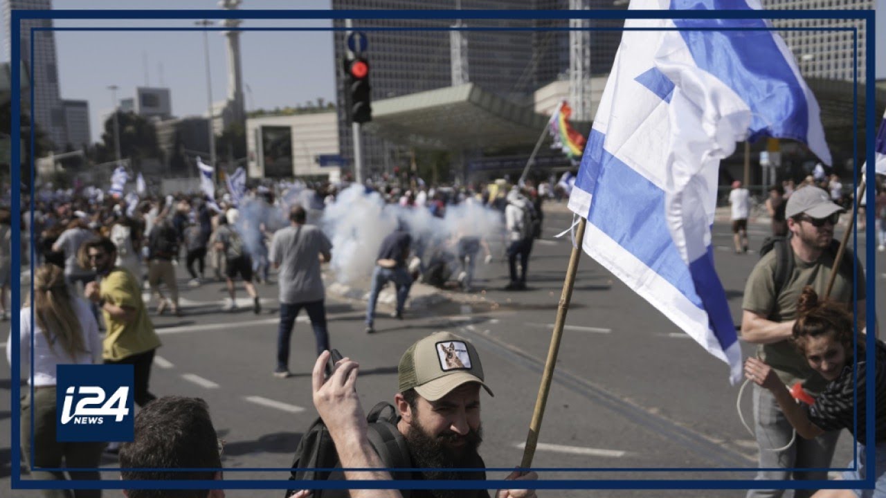 Tel Aviv protestors met by police with stun grenades and tear gas