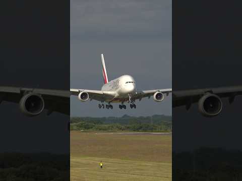 βοΈ Stunning Emirates A380 Arrival π¨