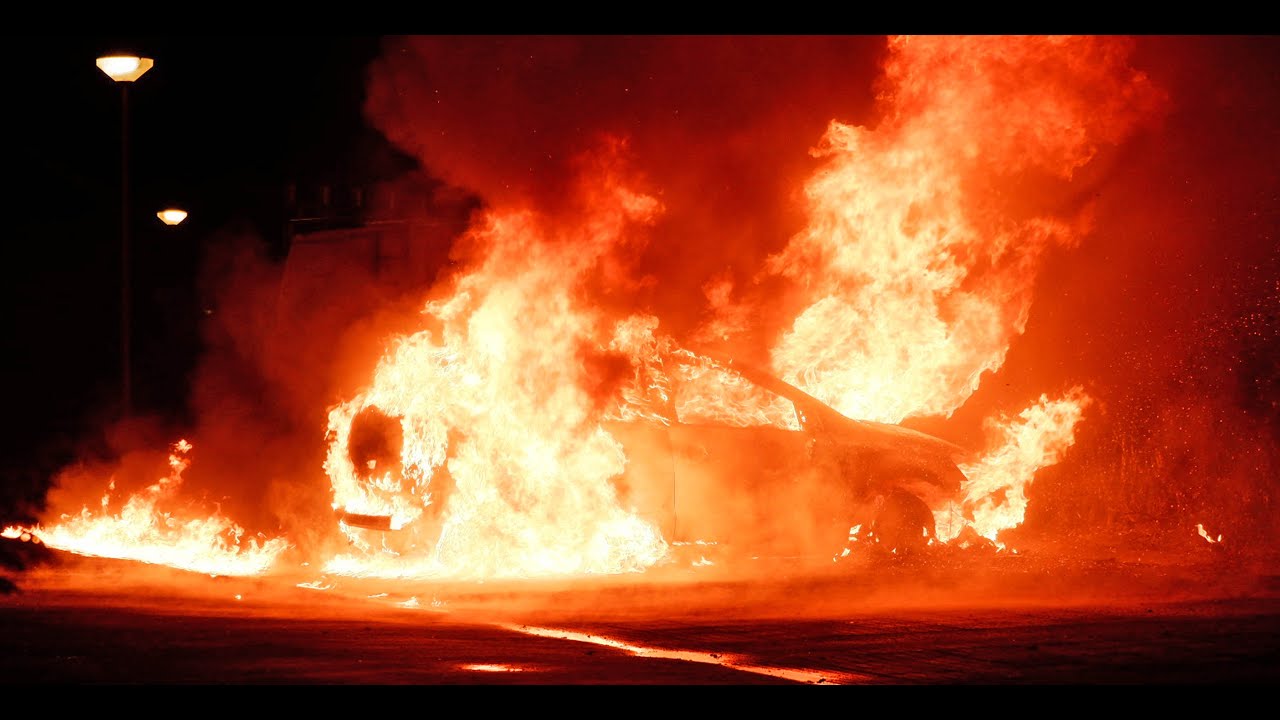 Auto in lichter laaie in Coevorden(Video)