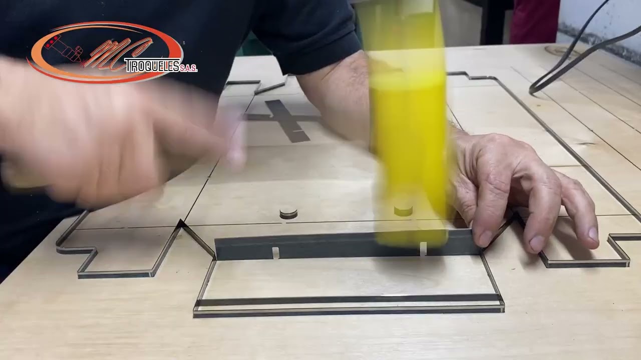 ¿Sabes cómo se fabrica un troquel plano para cajas de cartón?