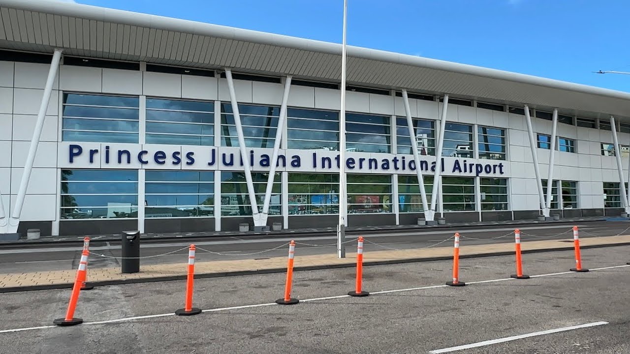 St Maarten Airport Is Wild! Planes Landing Inches Over Beachgoers at Maho Beach 😱✈️🌴