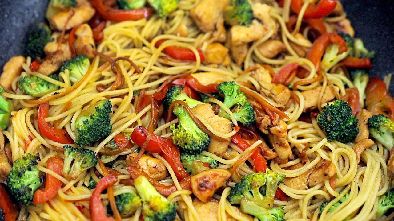 Chinesisch gebratene Nudeln mit Hühnchenfleisch, Ei und Gemüse ...