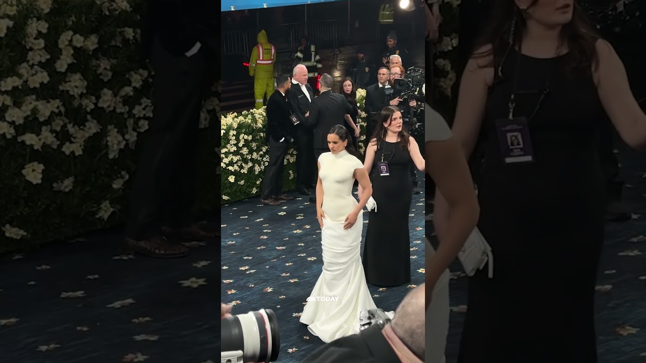 Rosalía attended the Met Gala in a stylish all white gown 🤍