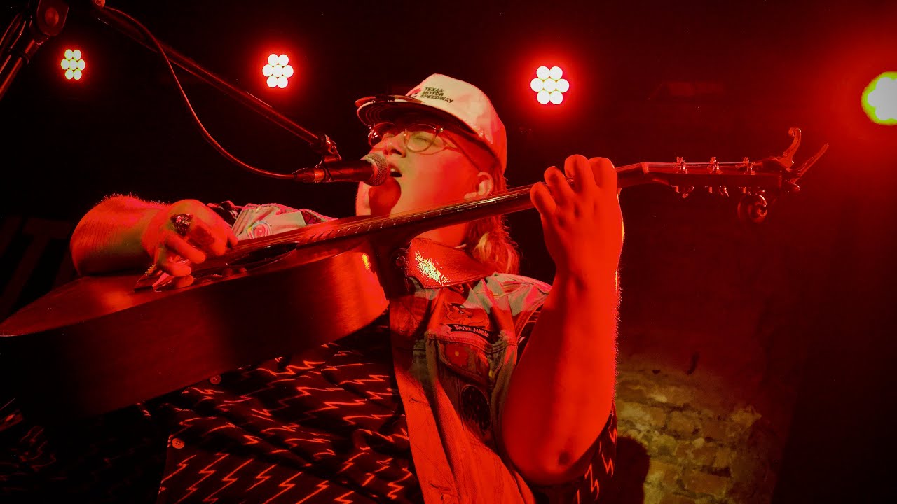 Joshua Ray Walker: Song-Riese & Country-Buddha | Country.de – Das ...