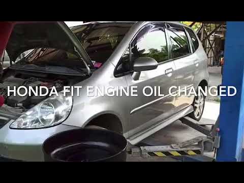 HONDA Fit Engine Oil Changed using AMSOIL.