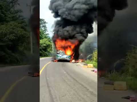 Astaghfirullah Bus kebakaran di jalan lintas Sumatera