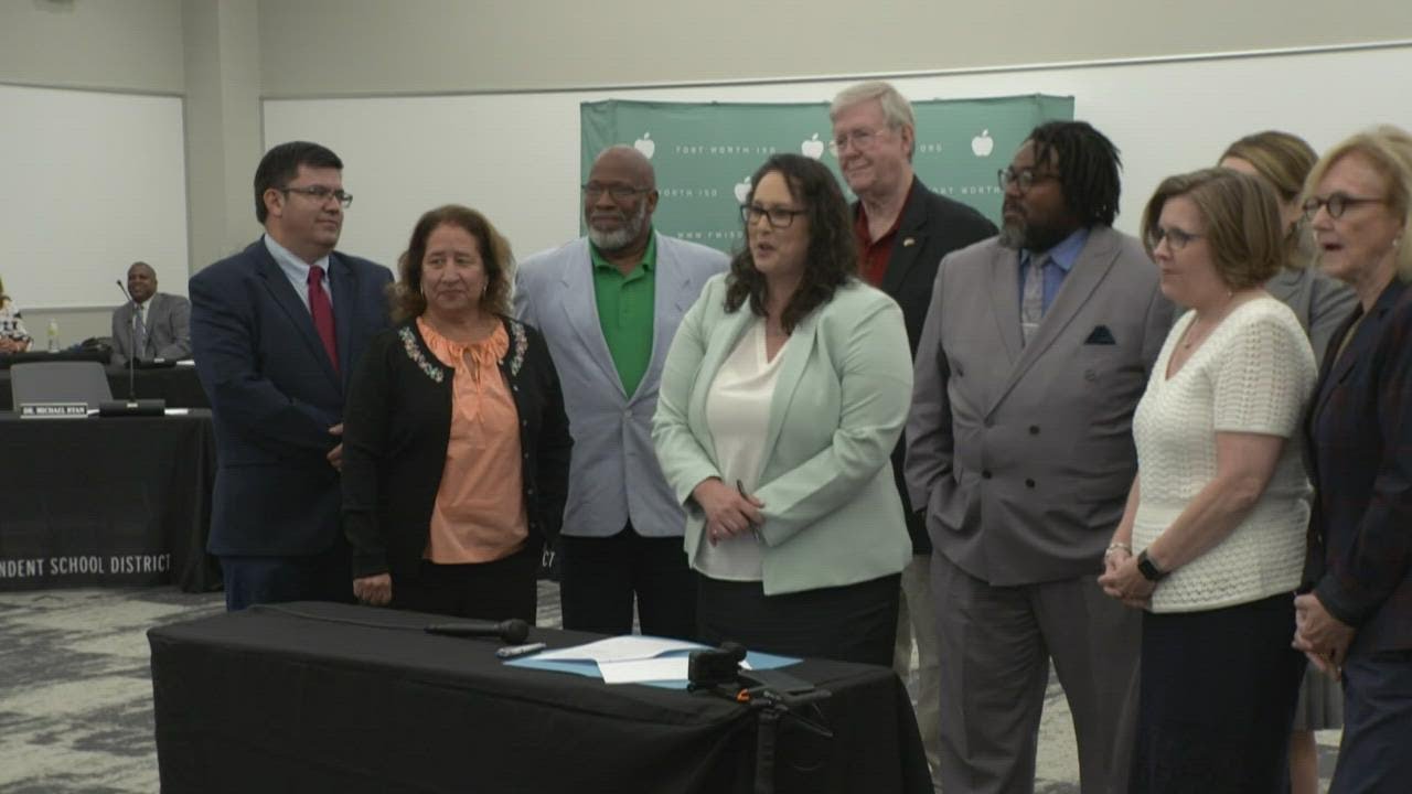 Fort Worth ISD officially signs new superintendent
