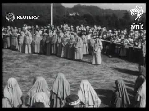 Welsh bards are initiated at Eisteddfod in Machynlleth (1937)