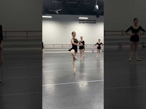 BALLERINA DOES 8 TURNS EN POINTE 🩰🫢 #turning #pirouette #ballet #pointe #ballerina