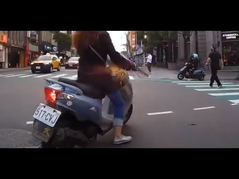 這位女騎士看似往左，實則往右，虛虛實實、真真假假，技術高超！ | WoWtchout - 地圖型行車影像分享平台