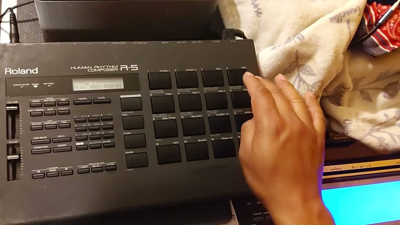 ROLAND R-5 DRUM RHYTHM MACHINE CAJA DE RITMOS Y MULTIPAD
