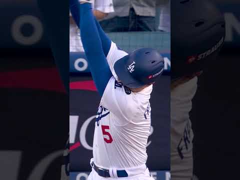 Freddie Freeman receives a standing ovation in Game 2 of the World Series #mlb #baseball