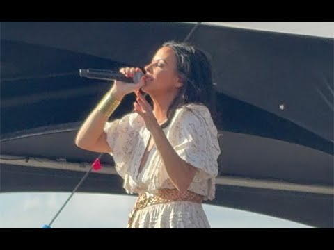 Sara Evans "I Keep Looking"