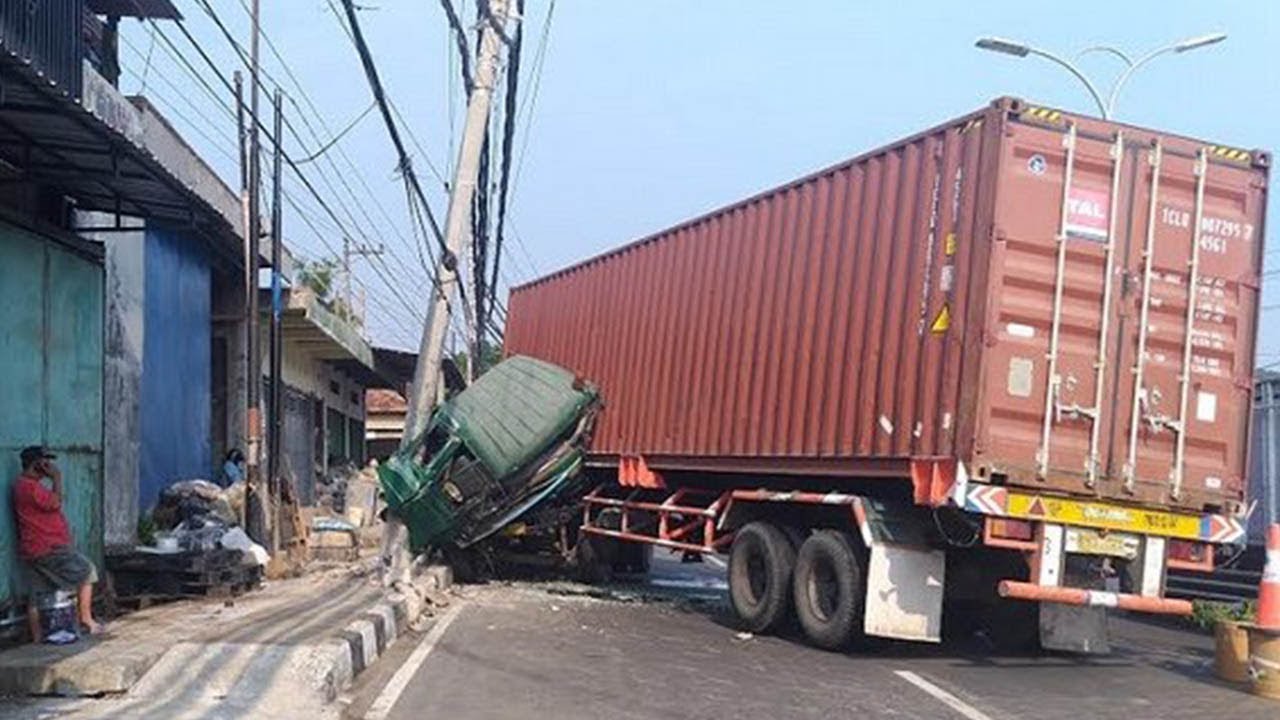 Truk Kontainer Tabrak Tiang Listrik Beton, Sopir Truk Selamat - Tribun Video