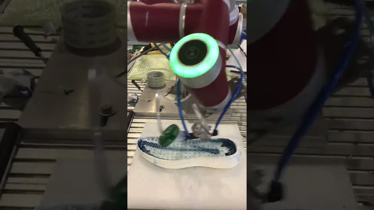 JAKA Cobot applies glue on shoe soles #cobot #robotics#shoes #robot #glue
