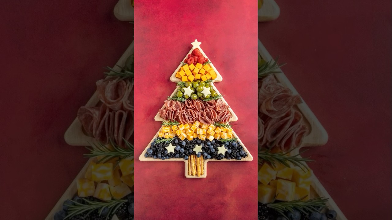 What’s more festive than Christmas tree-shaped food? This board will be a hit at your gathering! 🎄