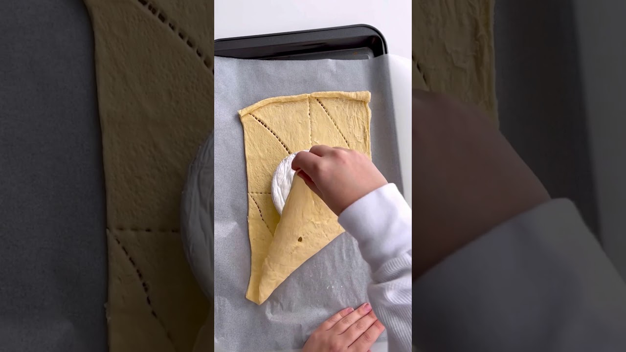 BAKED BRIE WITH SUGARED CRANBERRIES