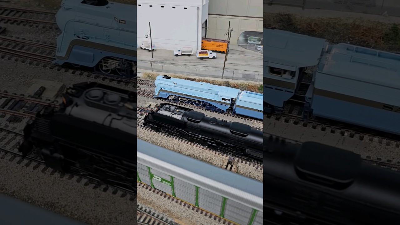 The Big Boy 4019 passes the Santa-fe Blue Goose at San Antonio yard #model #train #fun #railroad #up