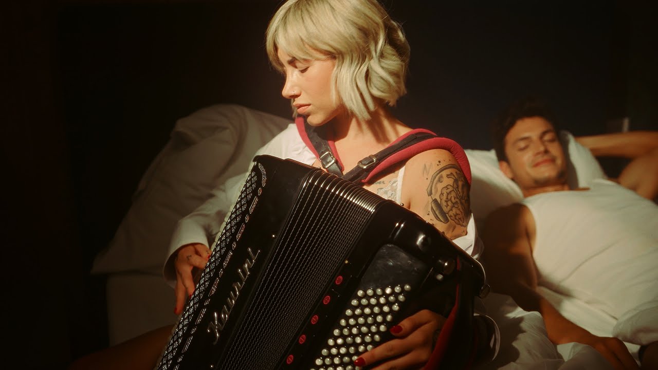 Stela Rade predstavlja drugi singl “Spasi nas” s nadolazećeg EP albuma