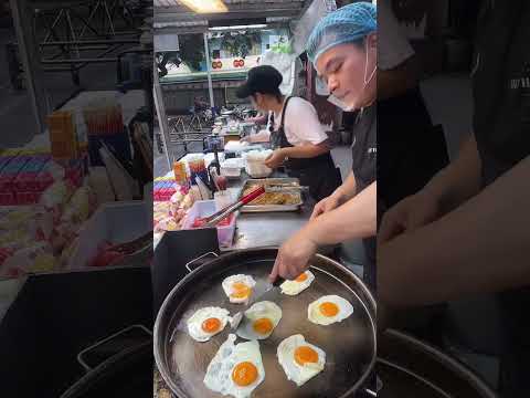 Make money by selling stir - fried noodles in a big pot at a street stall